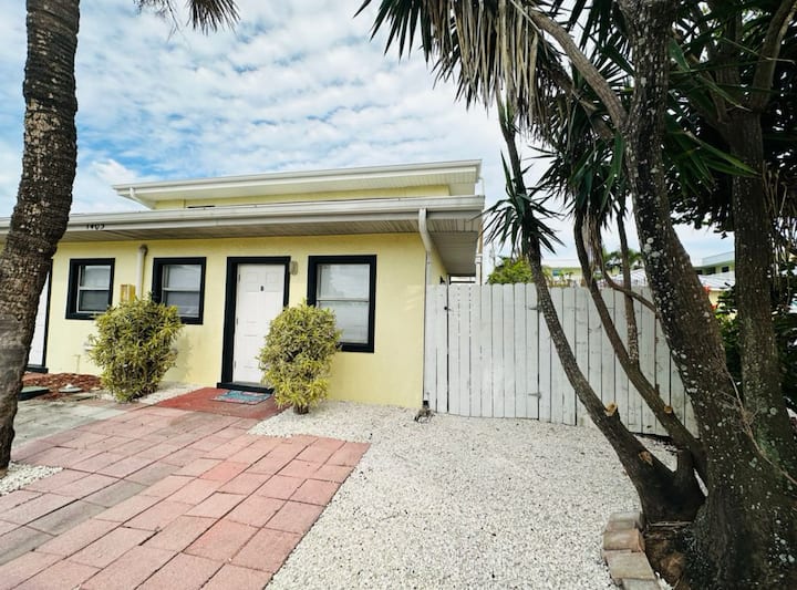 Steps To The Sand • Private Beach Access & Grill - Melbourne Beach, FL