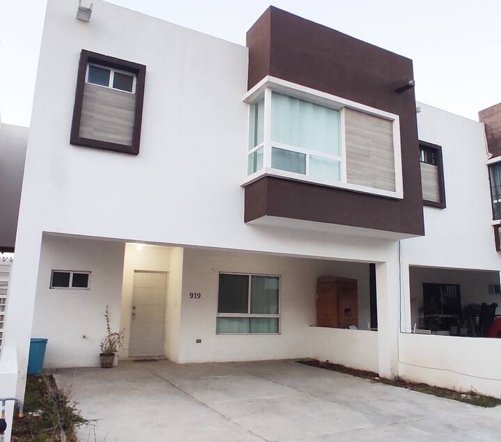 Casa 3 Cuartos 3.5 Baños, Frac Privado Facturamos - Saltillo