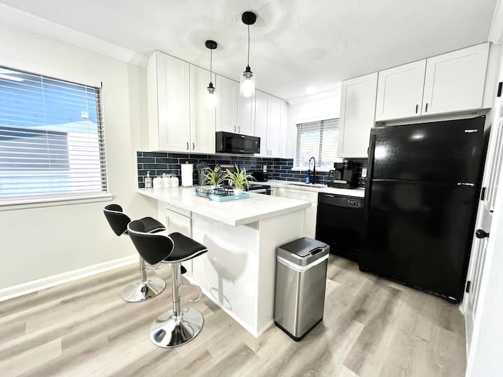 Bahama Breeze | Near Kemah | King Bed | Sleeps 6 - Seabrook, TX