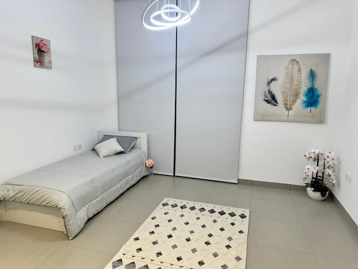 Comfort Of Your Home Awaits - Sharjah