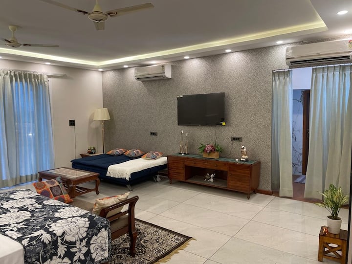 Gogo Homes Kimika ~Jacuzzi -Terrace Garden @ Sec27 - Gurugram