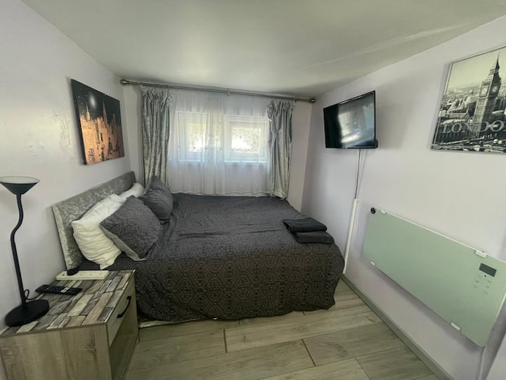 Modern Room With Own Bathroom - ブレントウッド