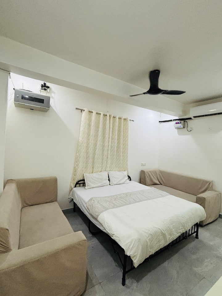 Luxury Studio On Main Road - Kanpur