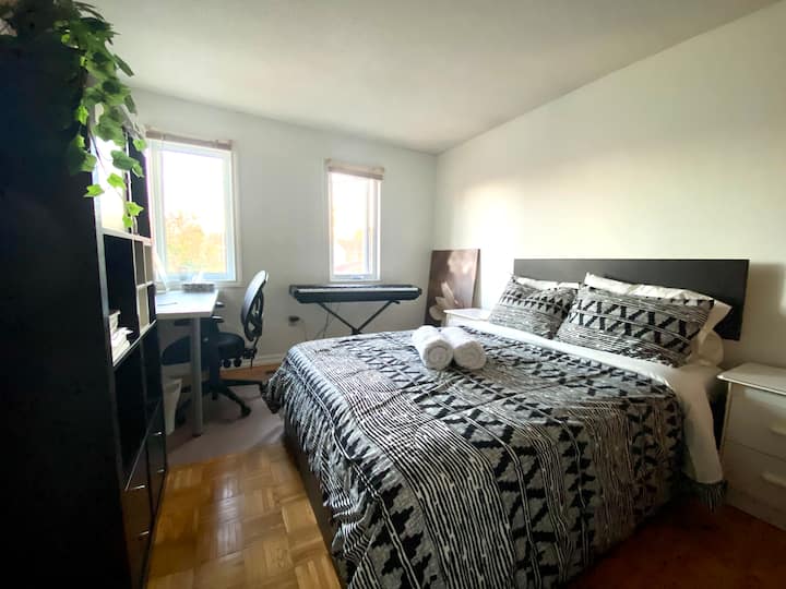 Your Cozy Bedroom Near The Lake - Pickering