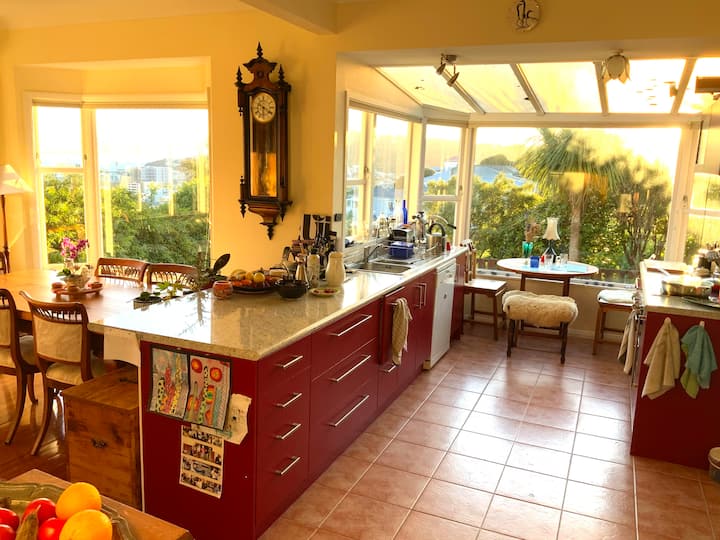 Bright, Serene Home In Aro Valley- Harbour Views - Northland