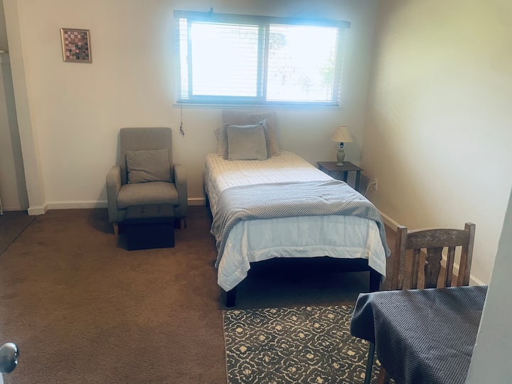 A Relaxing Room Near Downtown - Santa Rosa
