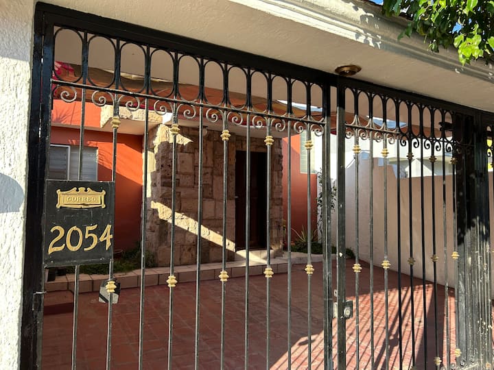 Casa Amplia Oferta! 4 Recámaras Y Súper Ubicación - Guadalajara