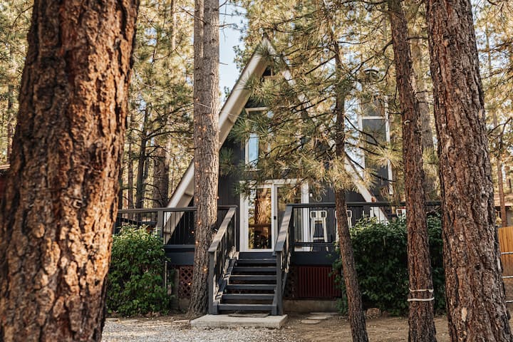 A-frame • E-bikes• Kayaks •Hot Tub • Fenced Yard - Big Bear City, CA