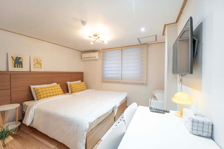 1.시즌 초특가할인/홍대역/성수동/타임스퀘어/연박할인/주차문의/3인숙소 - South Korea