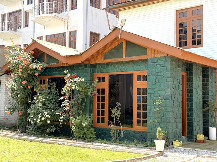 •The Vintage Cottage By Nivaas• 4bhk Cottage - Srinagar