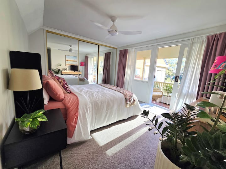 Huge Bedroom With Private Bathroom And Balcony - Manly