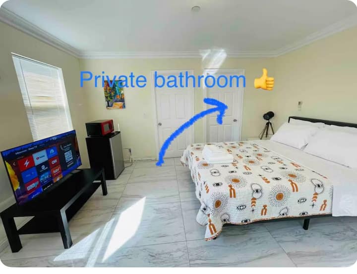 Luxury Suite /Private Bath/free Parking/tv/fridge - El Monte, CA