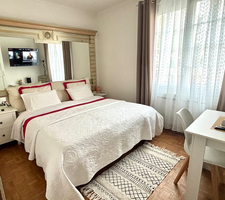 Studio Avec Salle De Bain Et Petite Cuisine - Le Bourget