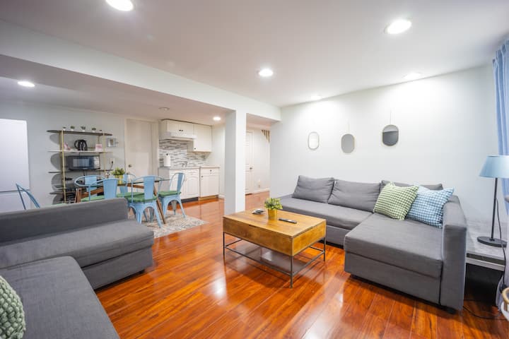 Retro Bright 3bed Apt W/backyard & Free Parking - 揚克斯