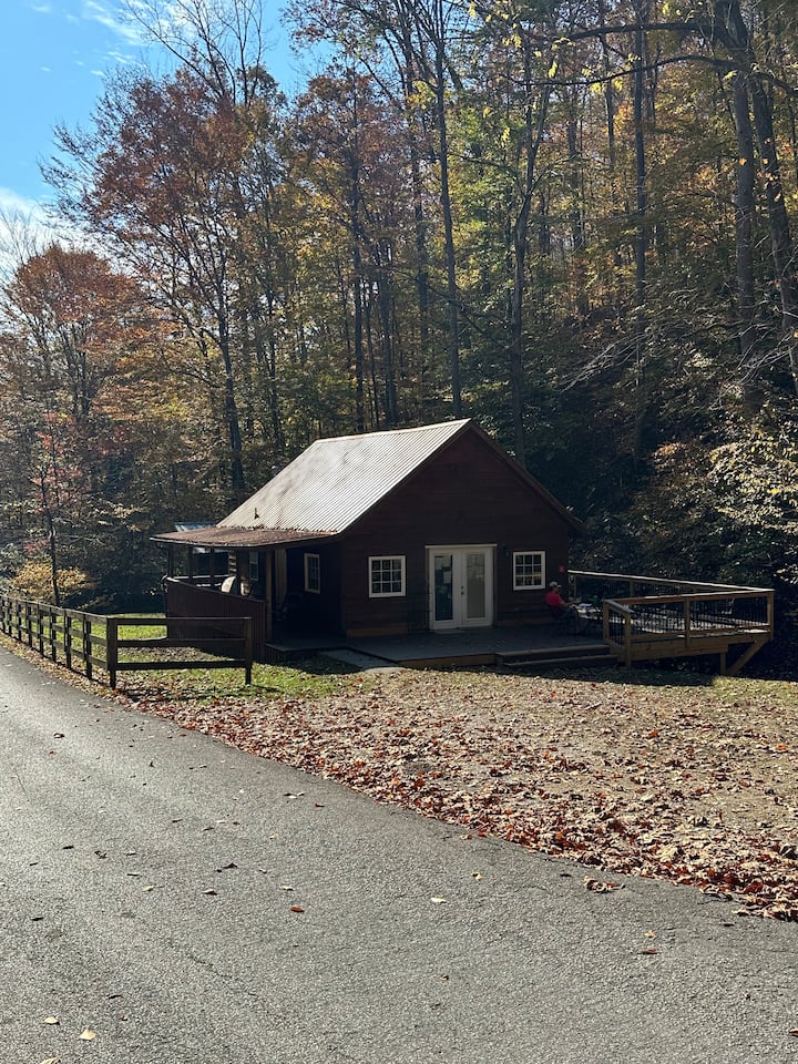 "Creekside" Nada Tunnel, Hot Tub - Slade, KY