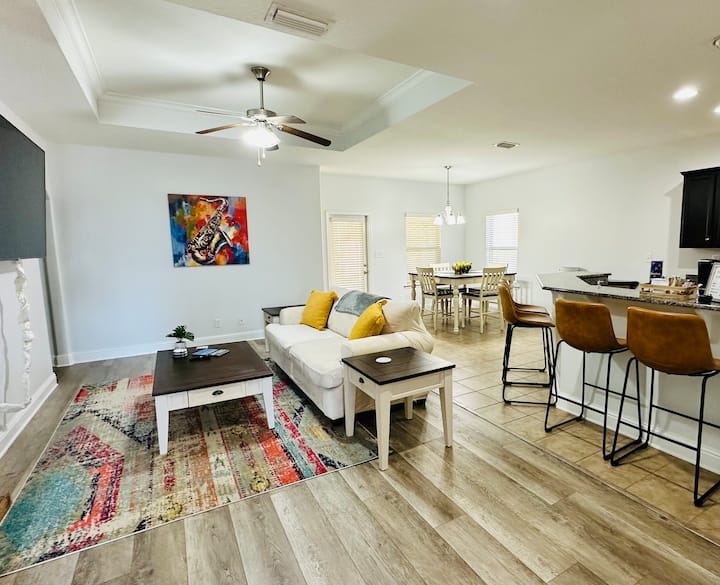 Stylish 3 Br Near Usa Campus-fenced Yard +Garage - Mobile, AL