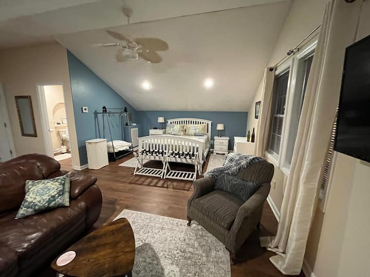 Upper Room Suite [Low Cleaning Fee] - Wilmington, NC