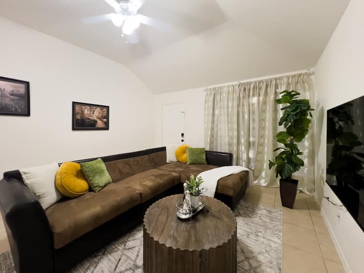 Cozy 3br Suburban Retreat - Houston, TX