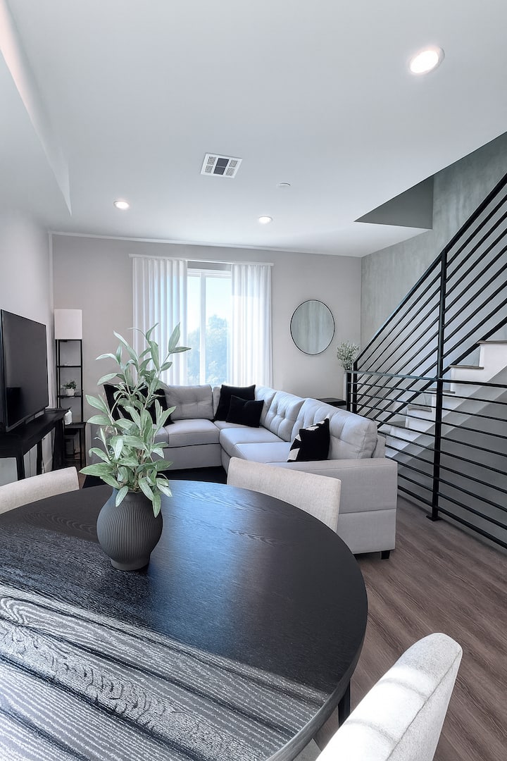 3br/3ba Hollywood Haven + 2 Car Garage Parking - Hollywood, CA