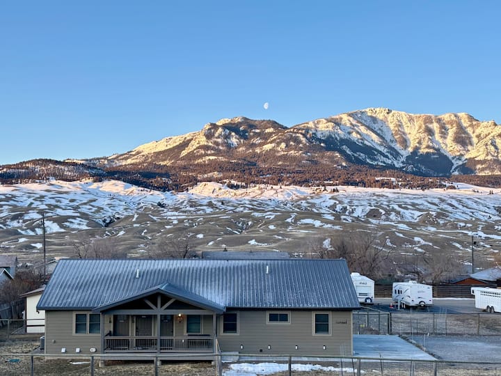 Yellowstone Escape! Unit 1 (Main Level) - Gardiner, MT