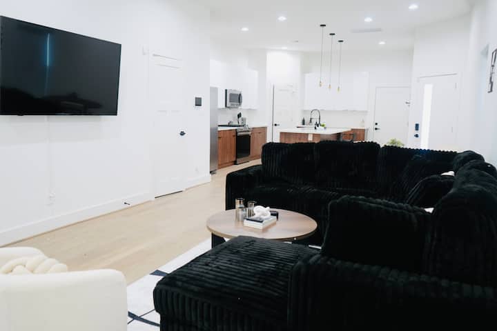 Chic Haven: Modern 3-bedroom Retreat - Houston, TX