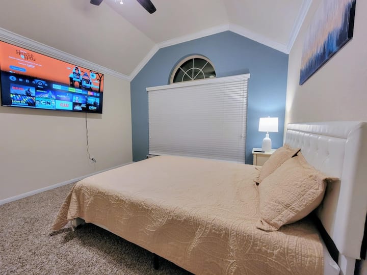 Memory Foam Queen Bed With 65” 4k Tv, Workspace - Katy, TX