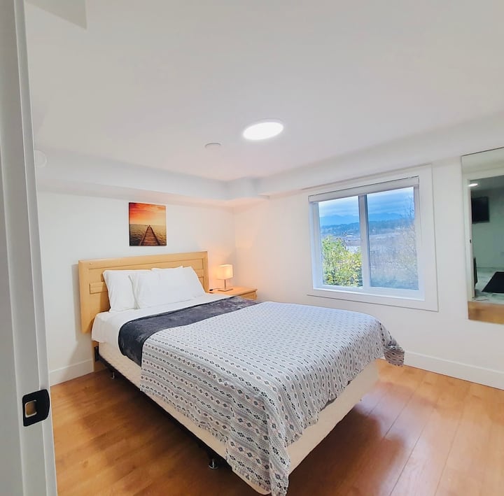 New & Modern 2 Bedroom Suite / Pet Friendly / Gym - Surrey