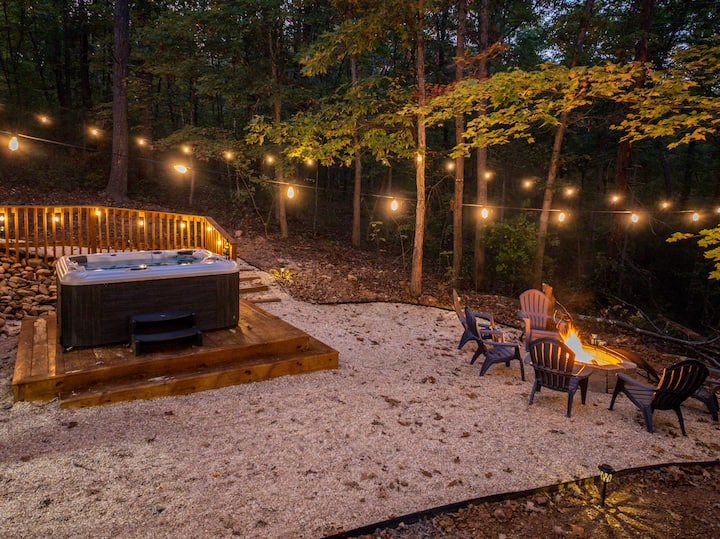 Spacious Getaway: Nature, Hottub, Gameroom & Dogs - Virginia
