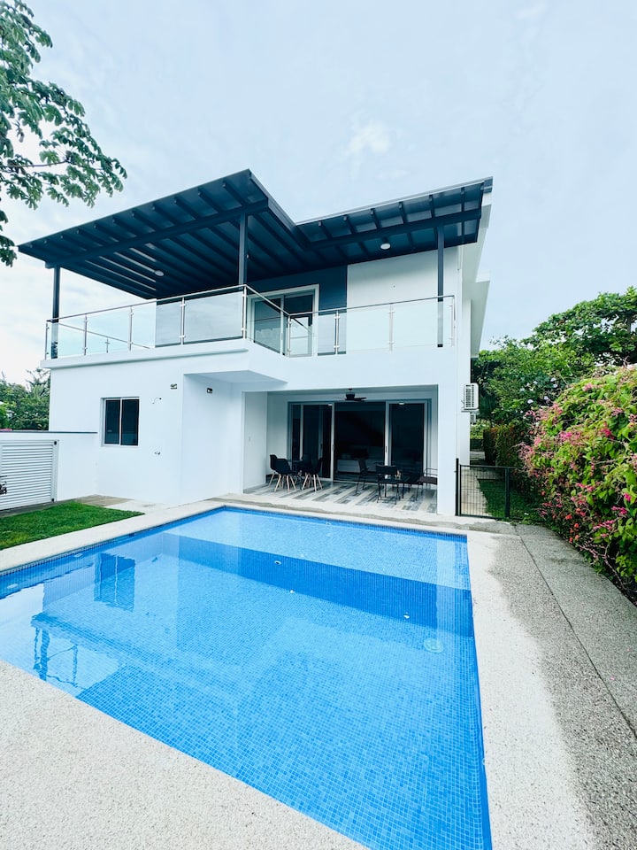 Elegante Casa Con Piscina Privada En Punta Leona - Costa Rica