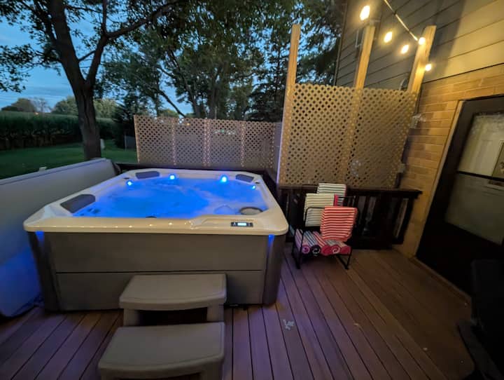 Hot Tub Hideaway - Spencer, IA
