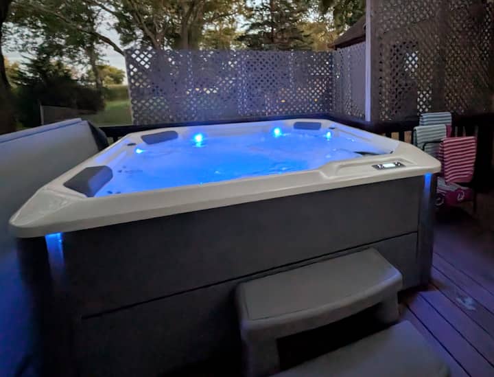 Hot Tub Hideaway - Spencer, IA
