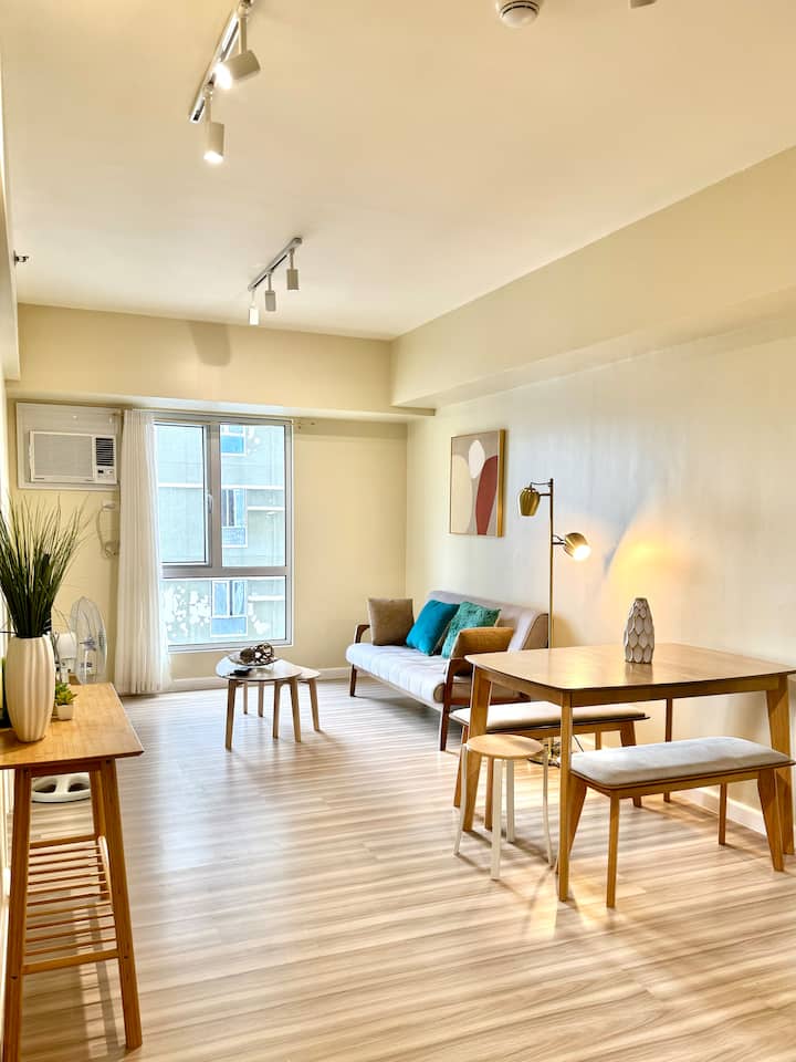 Glam Getaway 1br By Livingroom - Cebu