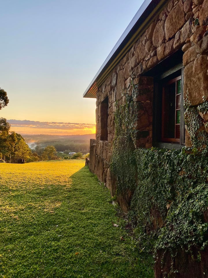 The Burrow: Studio Nature Escape With Valley Views - Eumundi