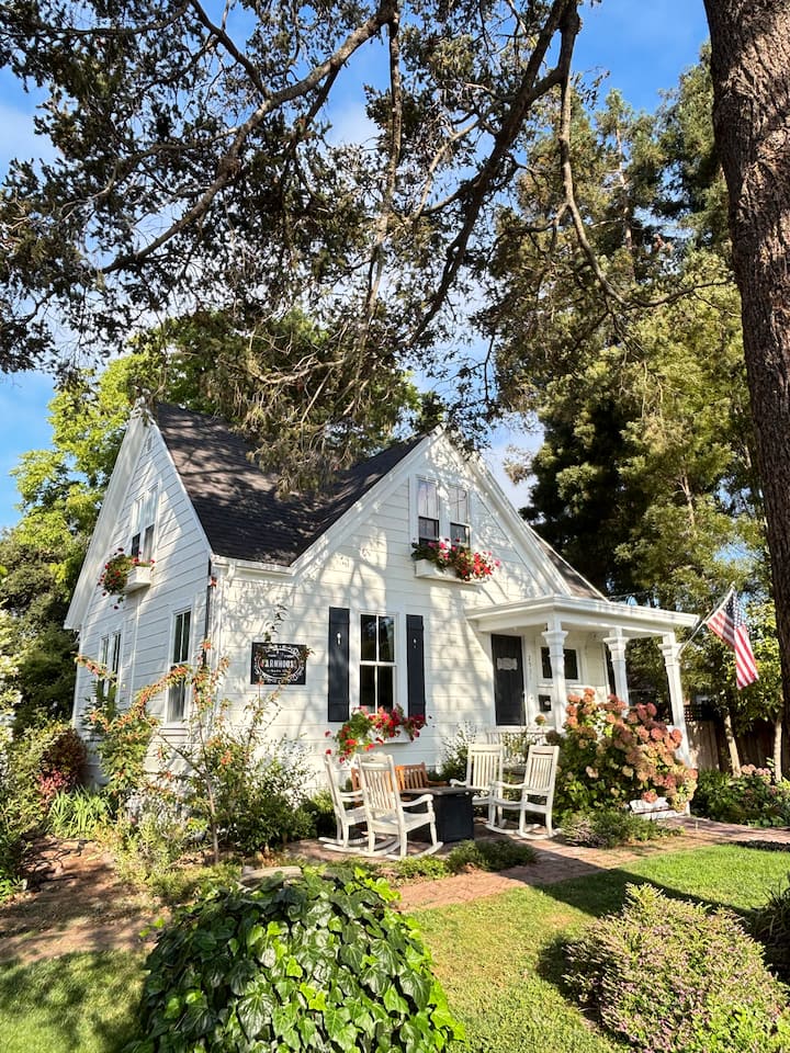 Main Street Farmhouse! - Yountville, CA