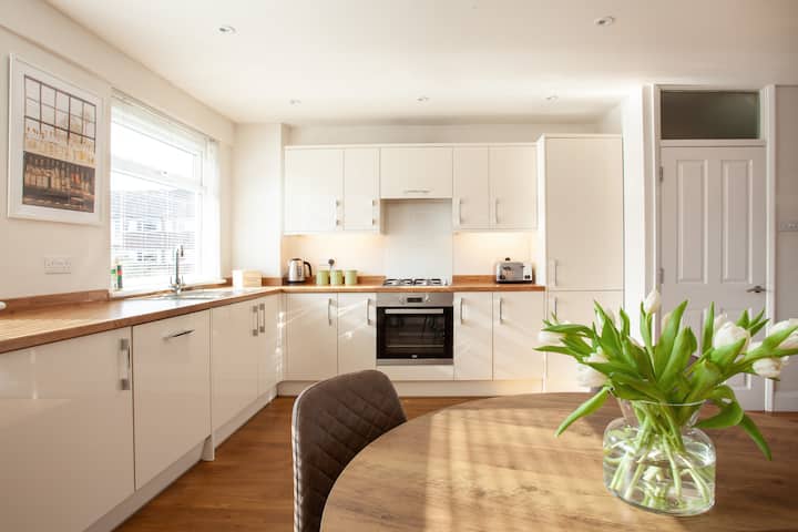 2-bed • 5-min Walk To Station • On-street Parking - London