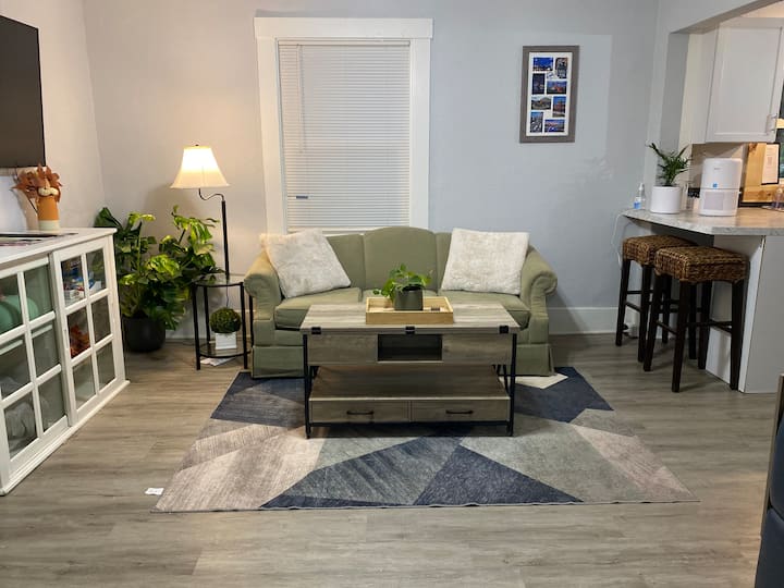Family & Pet-friendly 2br Retreat Near Downtown - Des Moines