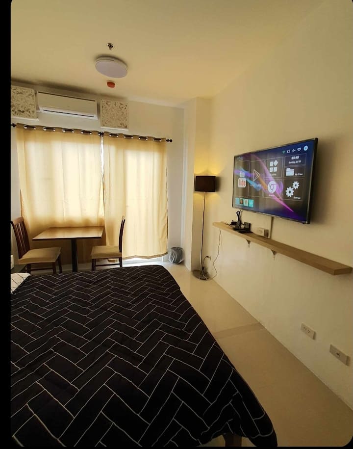 Poolview Top Floor With Balcony @ Sm Southmall - Las Piñas