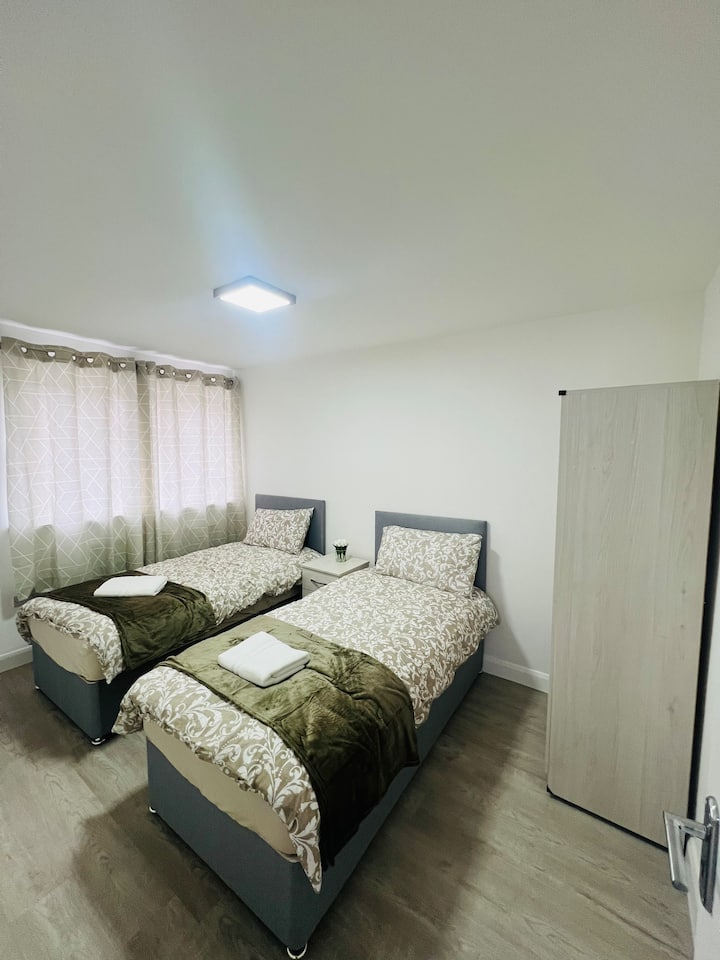 Room With Twin Beds Near Lhr - 하운슬로