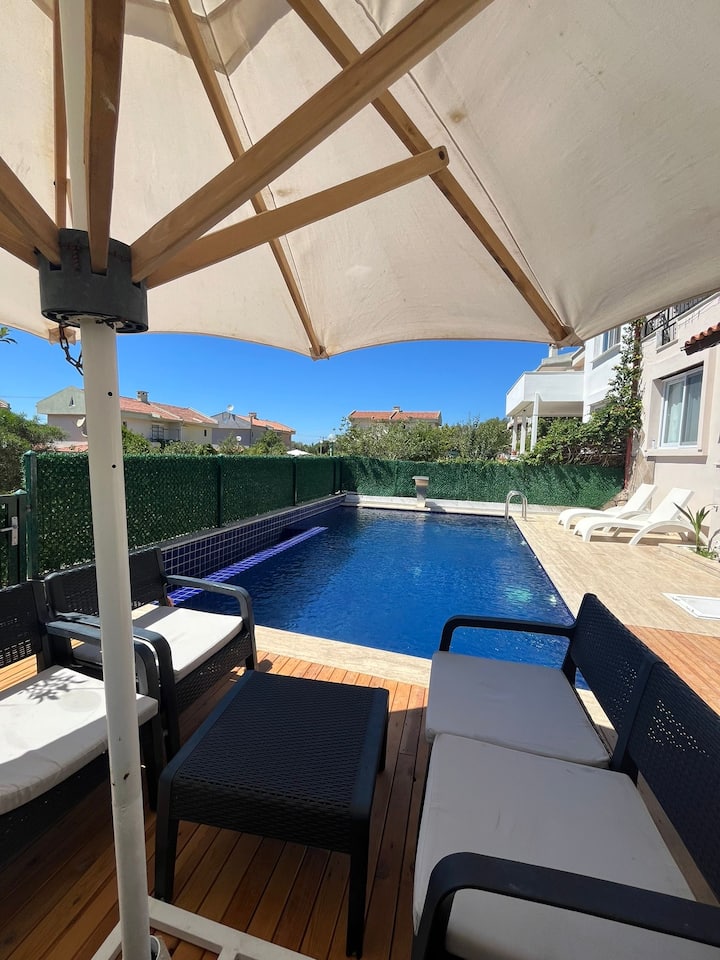 ÇEşmede Havuzlu Kiralık Villa - Çeşme