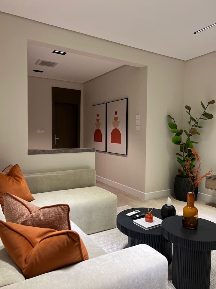 106 Modern |Private Entrance|75”tv (Self Check-in) - Riad