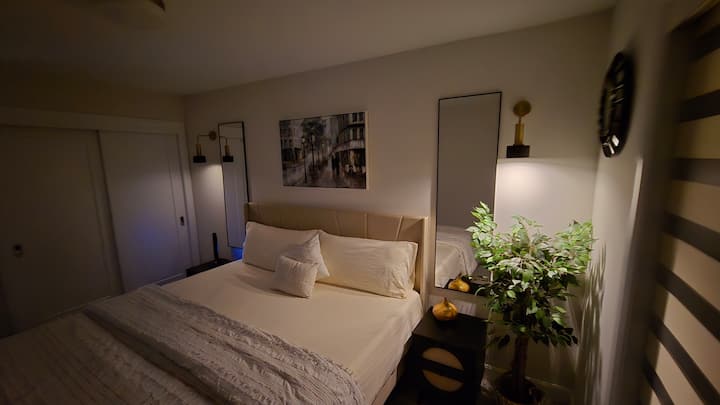 Executive King Suite | Private Bath & Parking - Ottawa