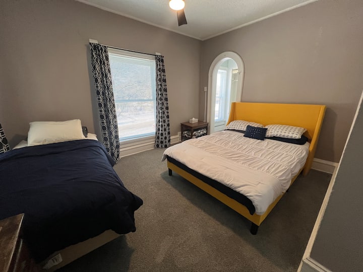 2 Bedroom 1 Bath Upper Level Spacious Apt Ne Cr - Cedar Rapids, IA