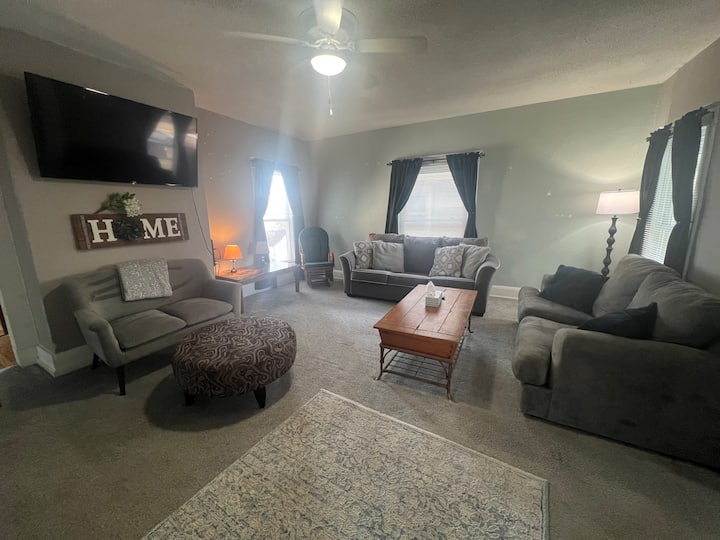 2 Bedroom 1 Bath Upper Level Spacious Apt Ne Cr - Cedar Rapids, IA