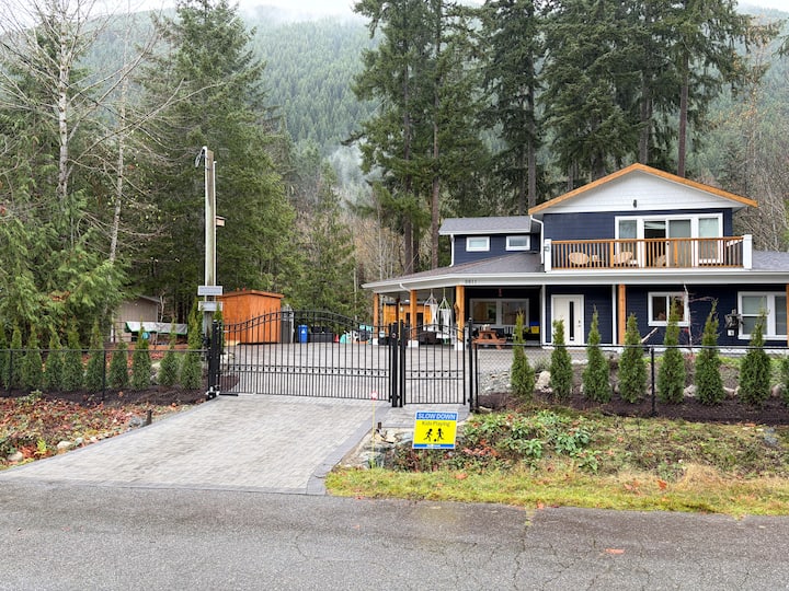 Modern Lake House - Lake Cowichan