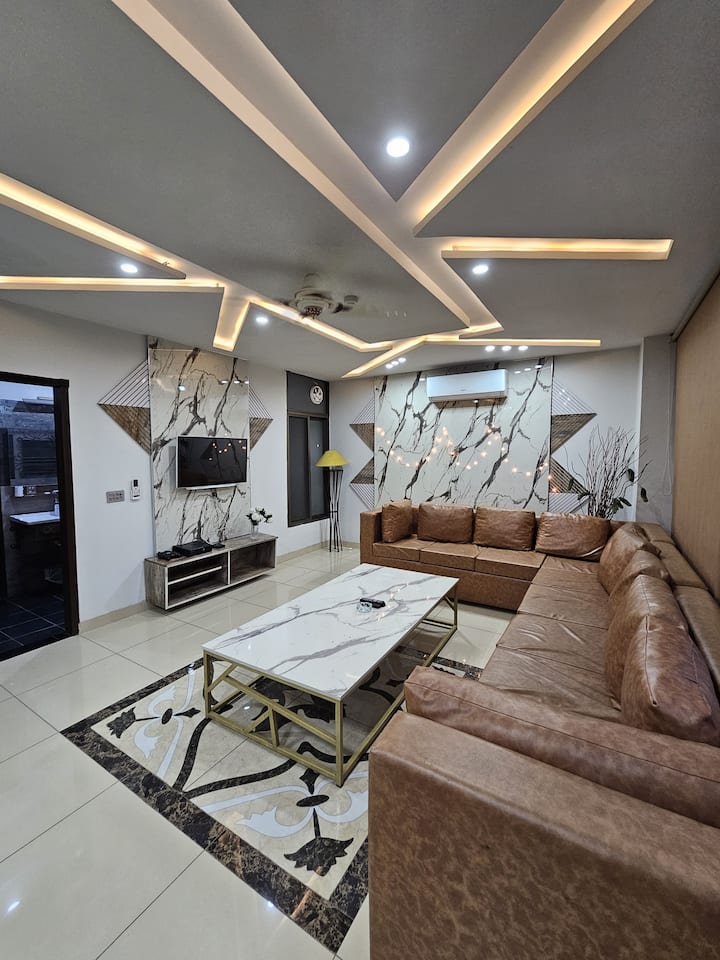 Cozy | 3bhk | Dha Phase 8 | Lux - Lahore