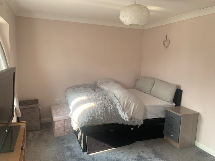 A Cozy Queen Size Bedroom - Romford