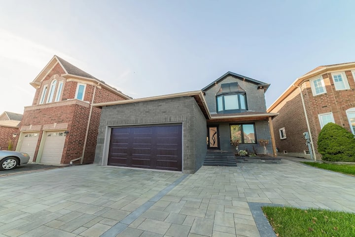 5 Bedrooms 7 Bed Near Heartland Plaza - ミシサガ