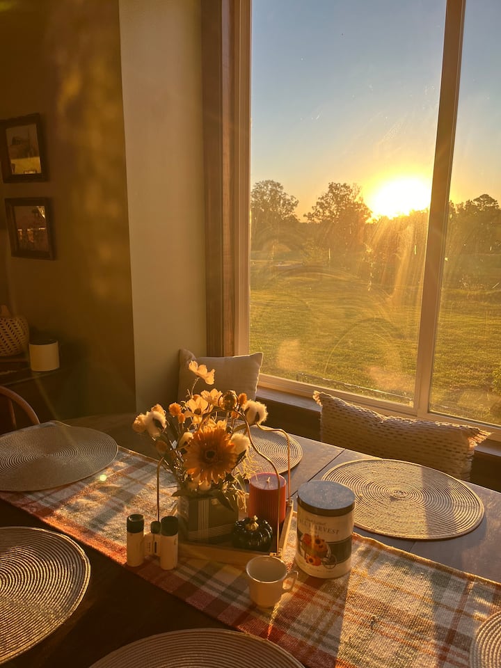 King With Private Porch In Natchitoches,la. - Natchitoches, LA