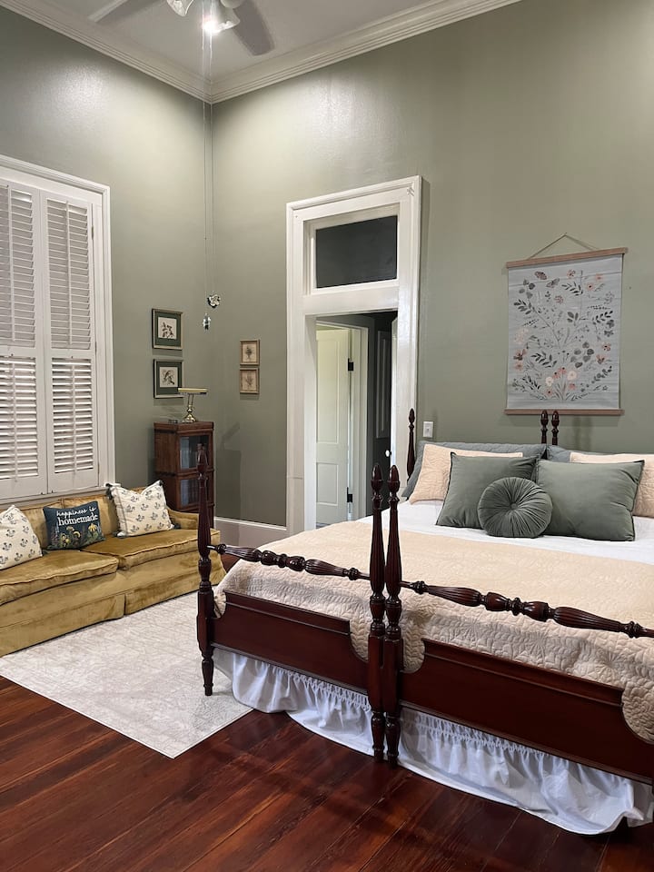 King With Private Porch In Natchitoches,la. - Natchitoches, LA
