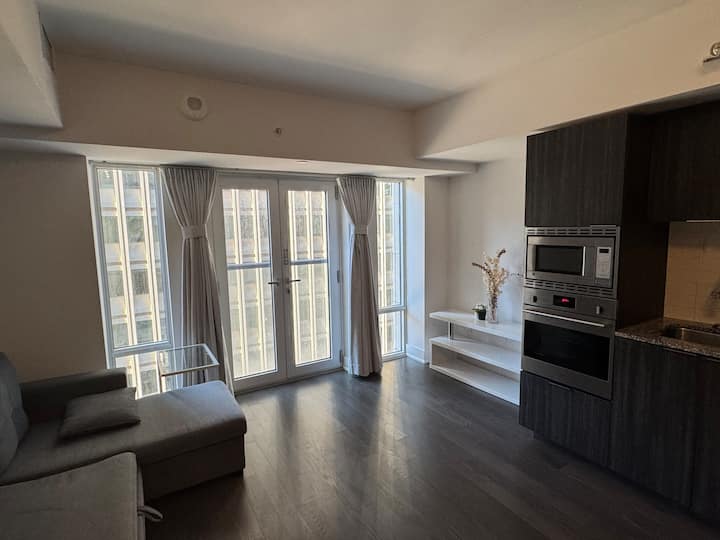 Modern Downtown Toronto Condo - Toronto Metropolitan University